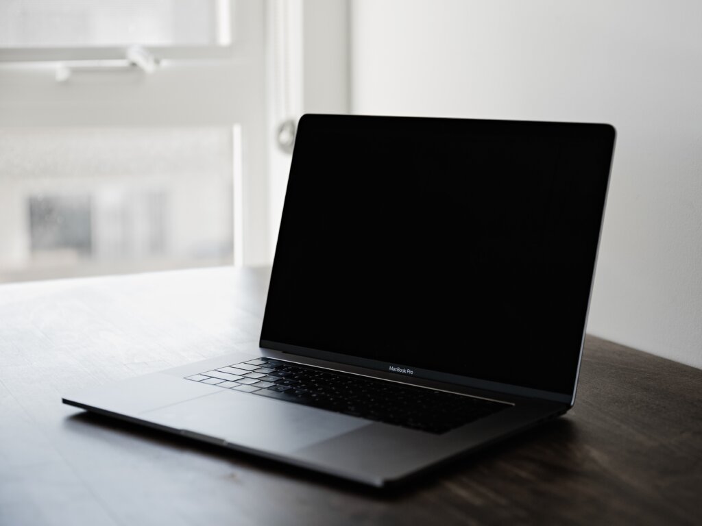 Czarny ekran w laptopie po włączeniu - Najlepszy-Ranking.pl